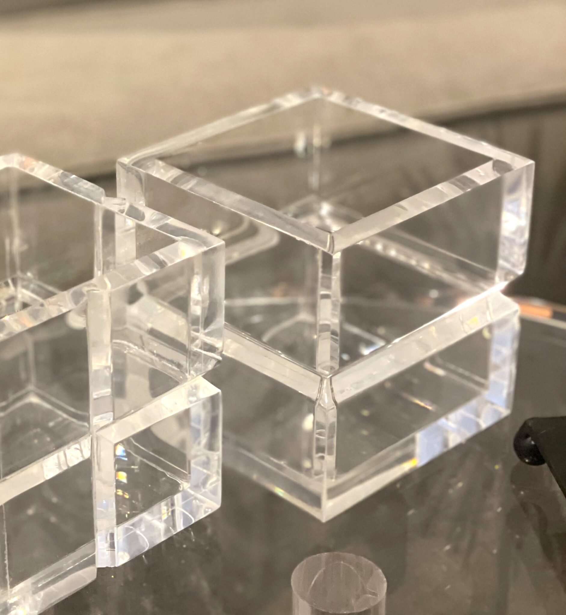 cubo-bisote-de-acrilico-frisado-2