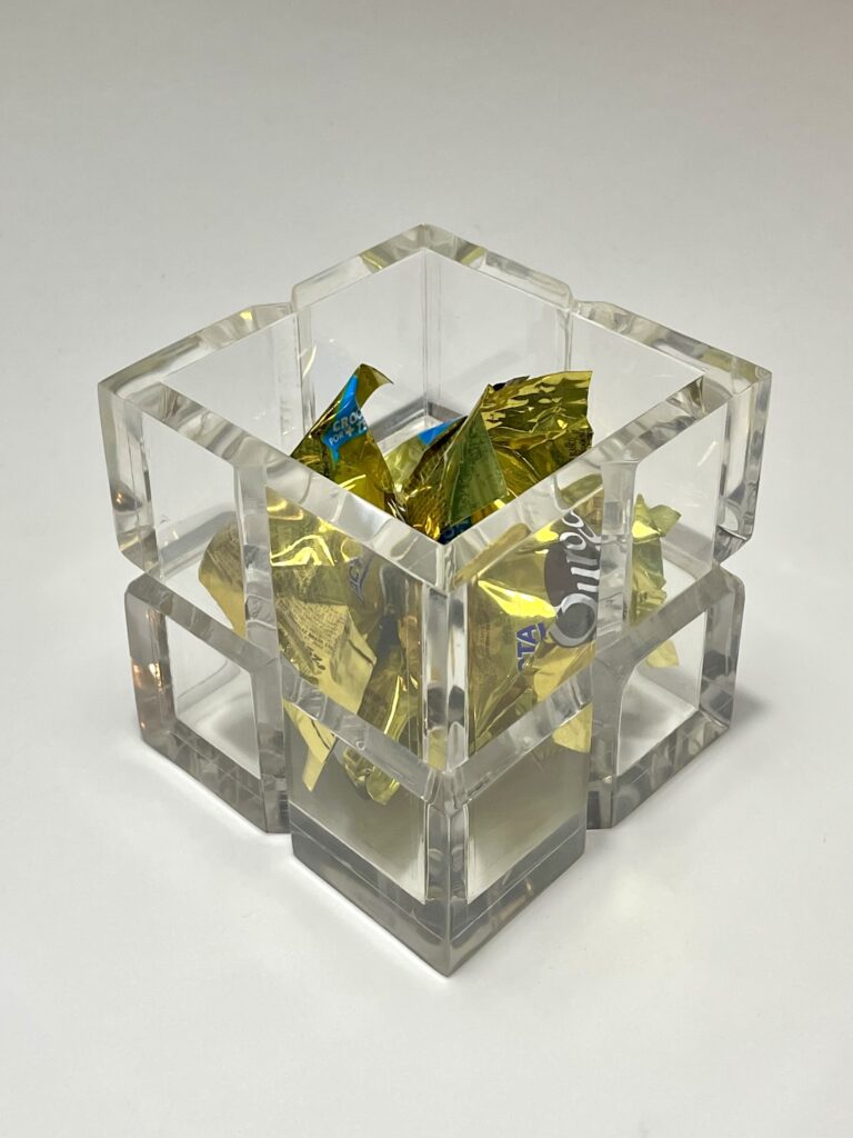 cubo-bisote-de-acrilico-frisado-4