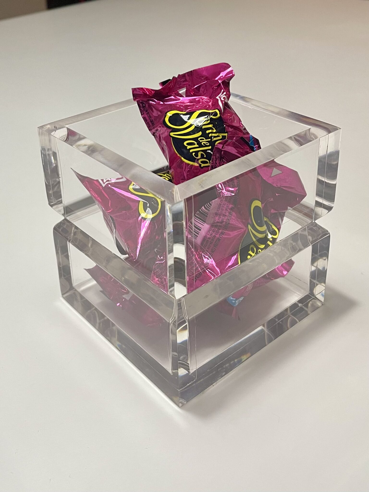 cubo-bisote-de-acrilico-frisado-2