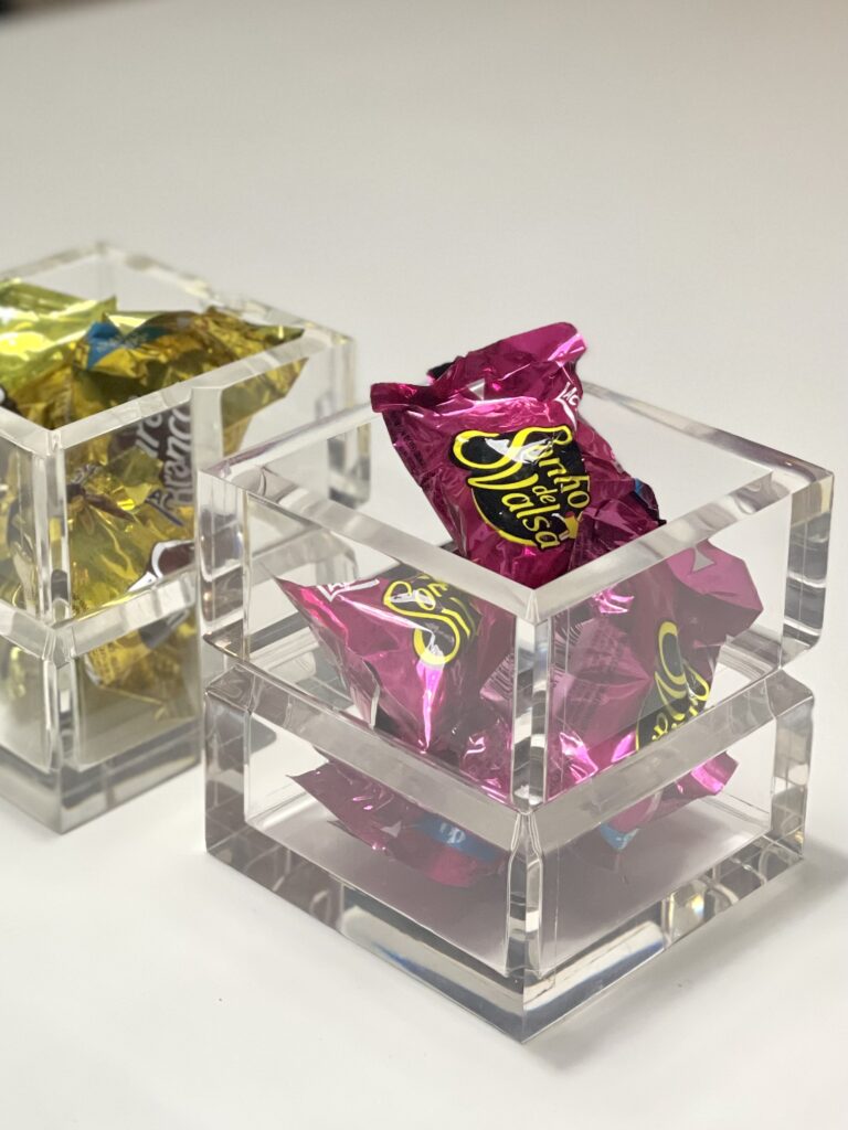cubo-bisote-de-acrilico-frisado-2